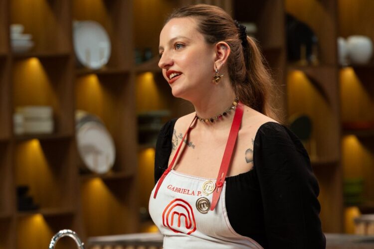 Masterchef: Gabriela serve carne 'impossível de comer', mas recebe ...