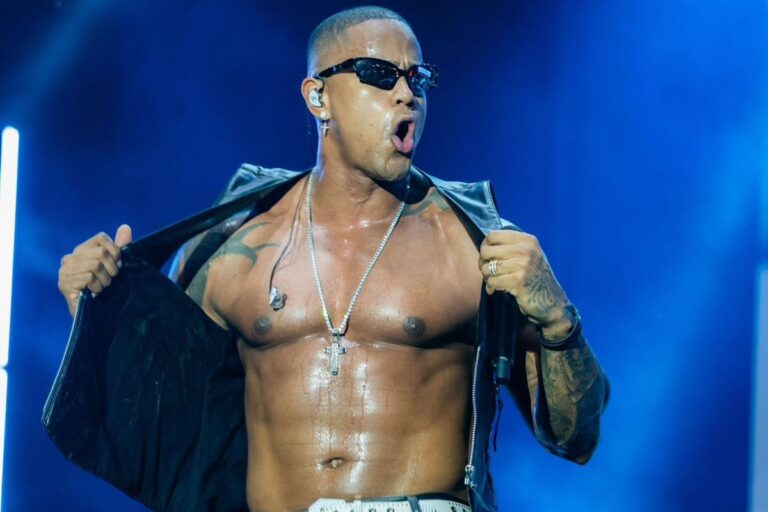 Léo Santana sensualiza em estreia no Afropunk em Salvador - OFuxico