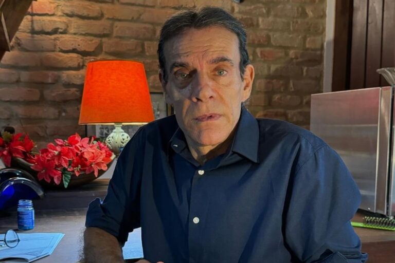 Mário Gomes se adapta à nova vida após despejo e anda de ônibus - OFuxico