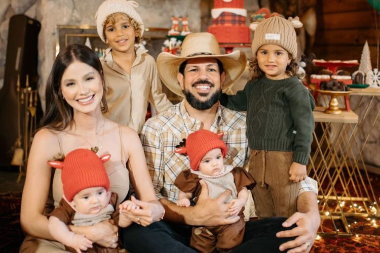 Zion e Angelina viram renas do Papai Noel em mesversário - OFuxico