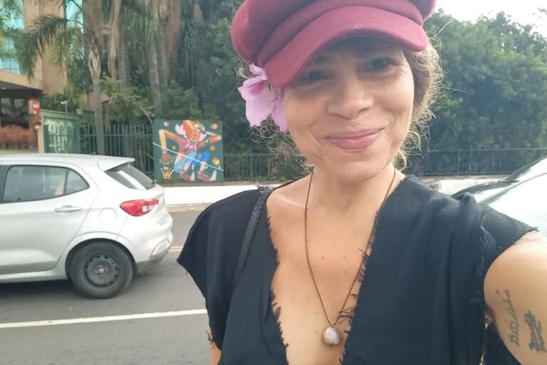 Longe do estrelato, Aretha Marcos, filha de Vanusa ‘serve, lava e faz ...