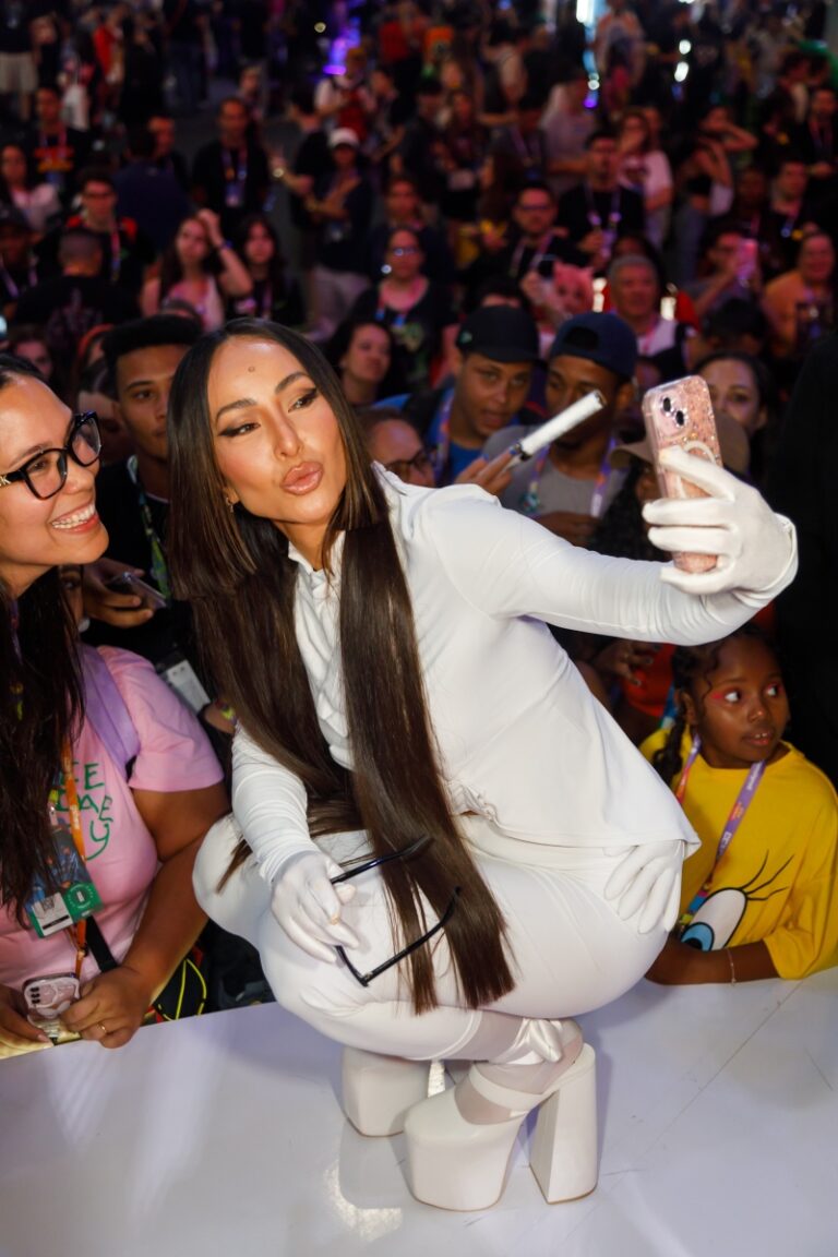 CCXP24: Deborah Secco e Sabrina Sato anunciam novidades