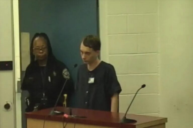 Jovem mata o pai e fere a mãe após briga por videogame nos EUA - OFuxico