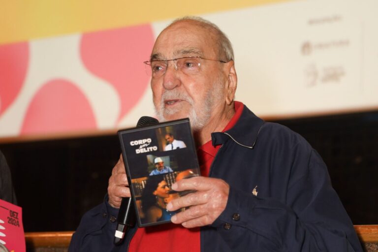 Aos 94 anos, Lima Duarte chora em homenagem recebida em São Paulo - OFuxico