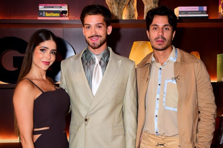 João Guilherme ganha prêmio e posa com a mãe e Pelú - OFuxico