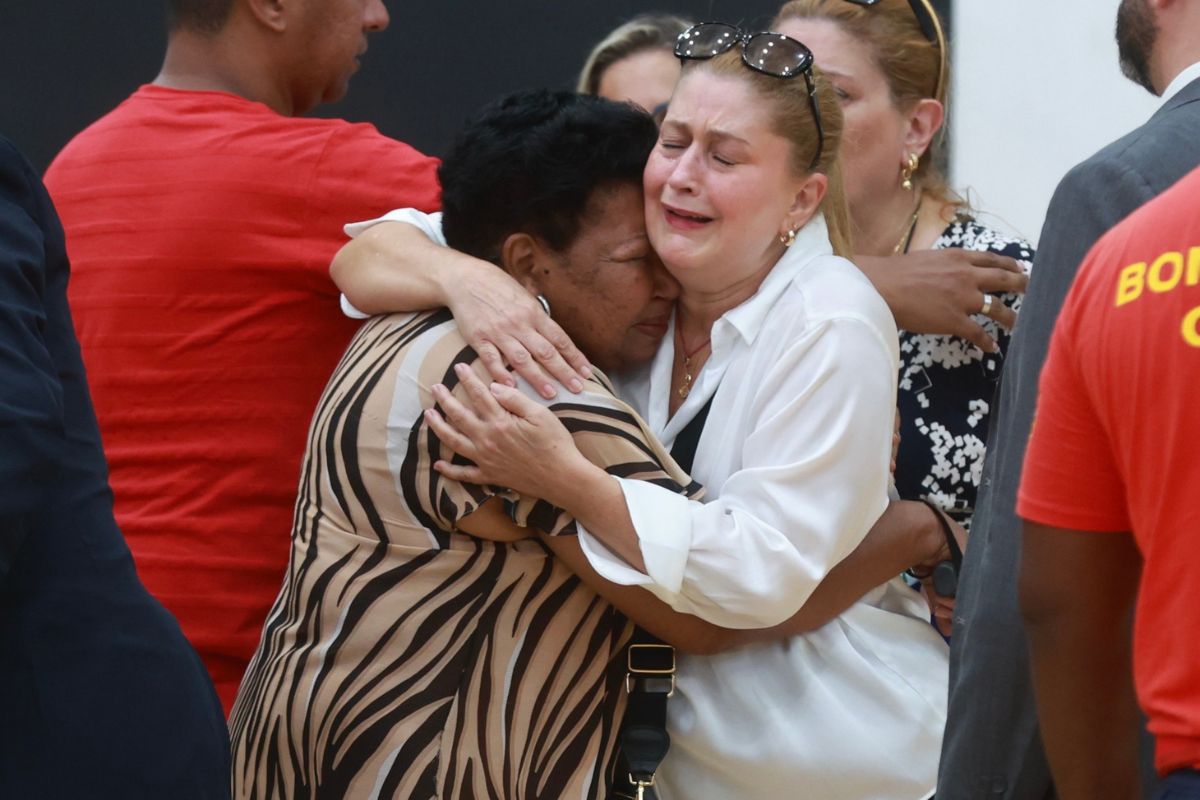 Filhas de Léo Batista se emocionam no velório do corpo do jornalista - OFuxico