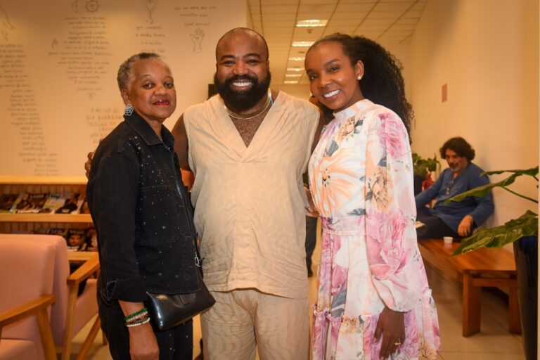 Thelma Assis, campeã do BBB 20, leva a mãe à estreia de monólogo de ...