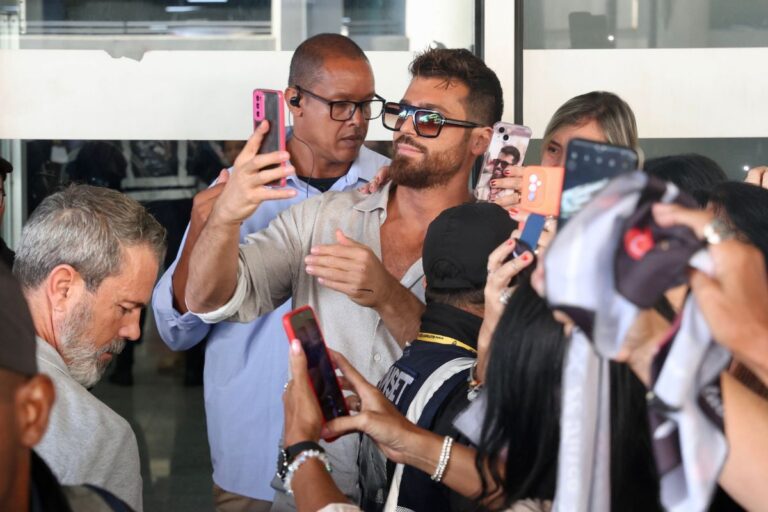 Can Yaman, de El Turco, chega ao Brasil e causa euforia no aeroporto - OFuxico