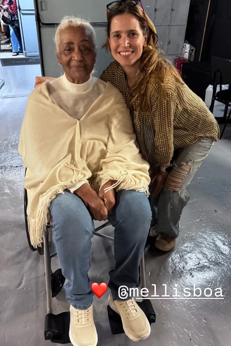 Em momento raro, Camila Pitanga leva a mãe ao teatro - OFuxico