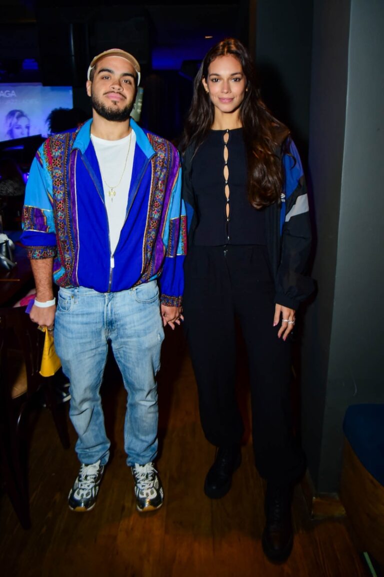 Flor Gil estreia com família, namorada e famosos na plateia