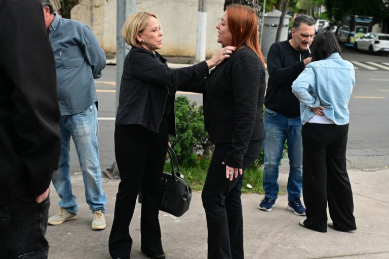 Claudete Troiano se emociona no velório do corpo de Ione Borges - OFuxico