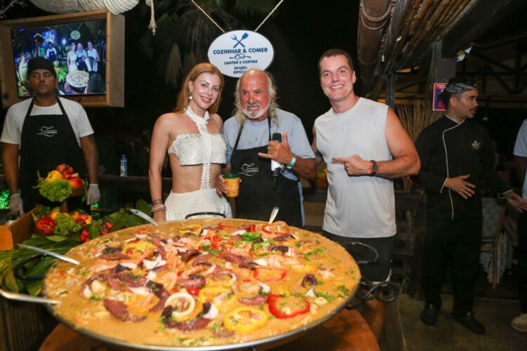 Famosos se deliciam com paella em Fernando de Noronha