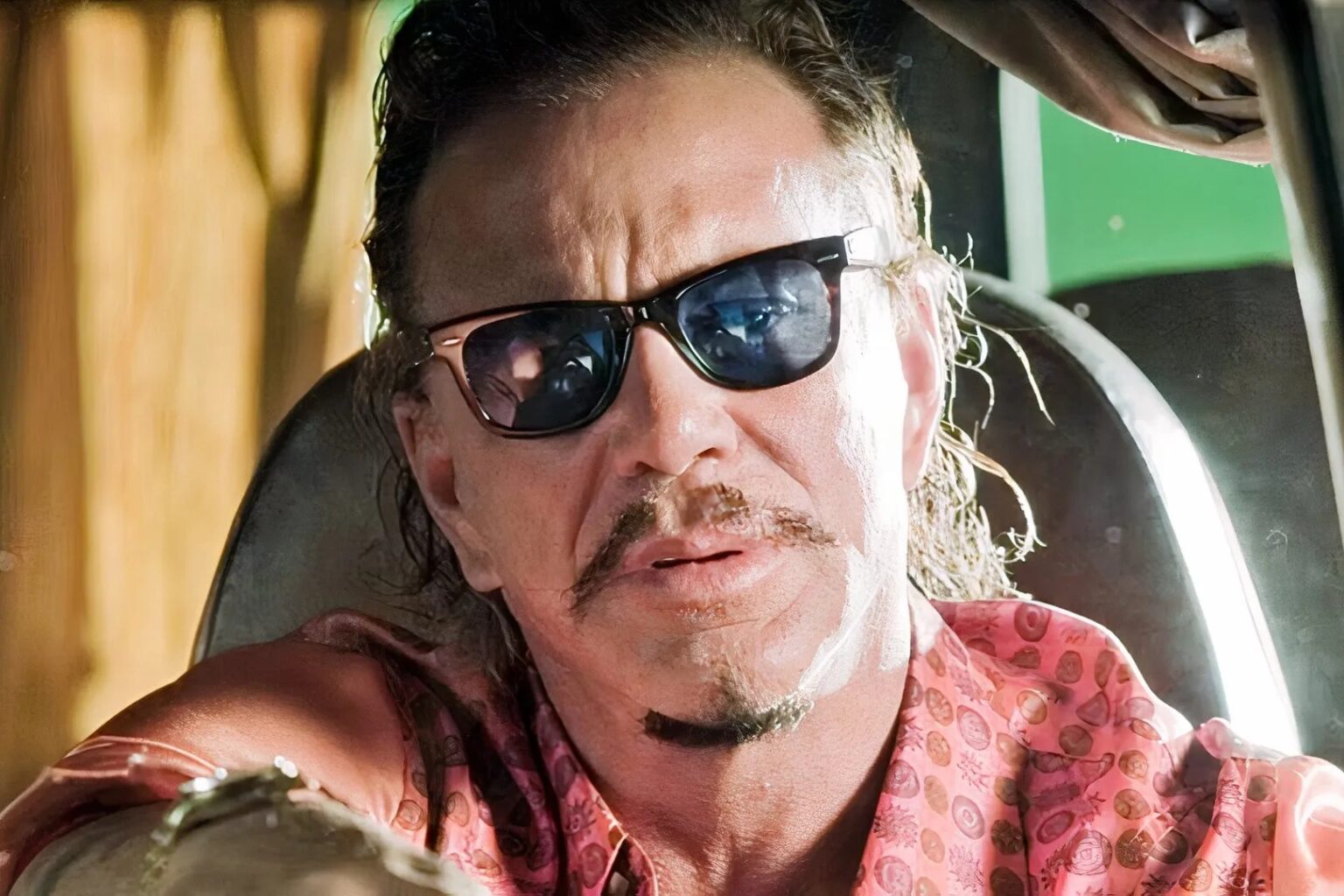 Alvo de despejo, Mickey Rourke recebe ajuda através de vaquinha