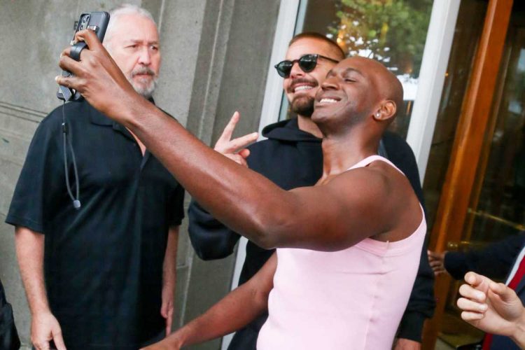Ricky Martin deixa hotel após passagem rápida pelo Brasil - OFuxico