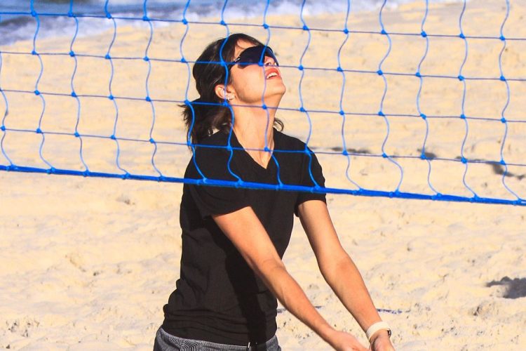 Agatha Moreira e Jade Picon se exercitam na praia - OFuxico
