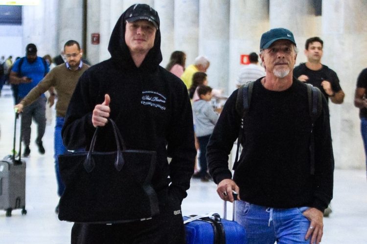 O 'tanto faz'... Marcello e Pedro Novaes circulam no aeroporto - OFuxico